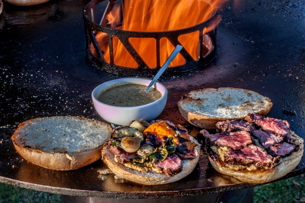 Hanging Tender-Burger mit Grillgemüse-Salsa von der Feuerplatte ...
