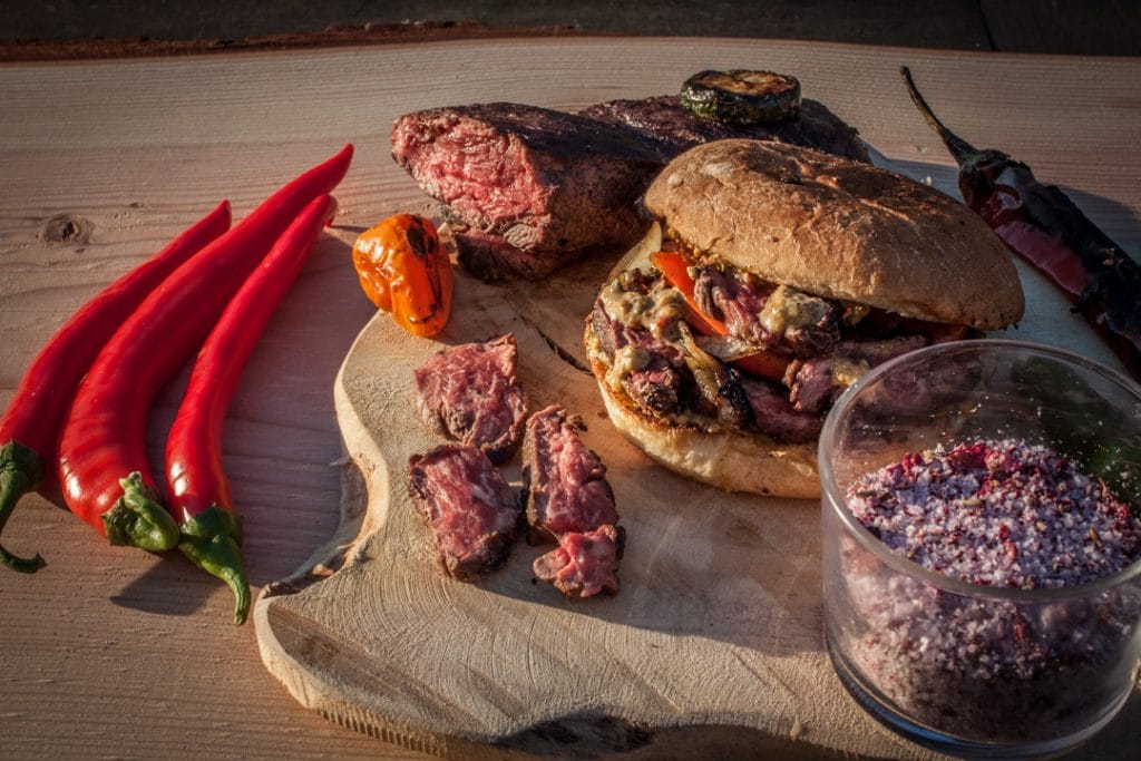 Hanging Tender-Burger mit Grillgemüse-Salsa von der Feuerplatte ...