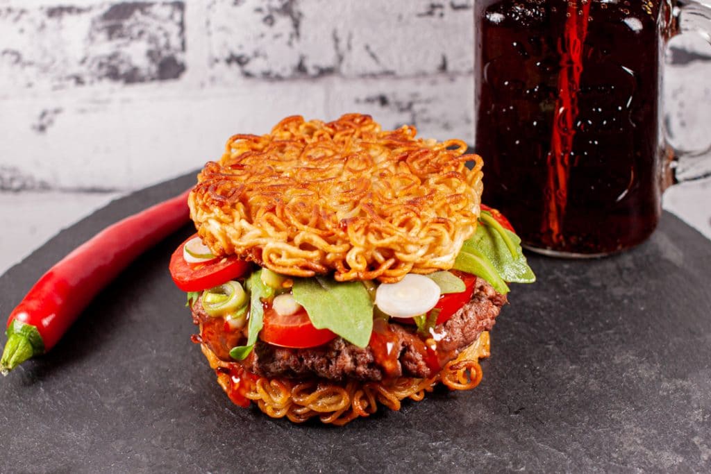 Ramen Burger mit Chili-Sauce | Futterattacke.de